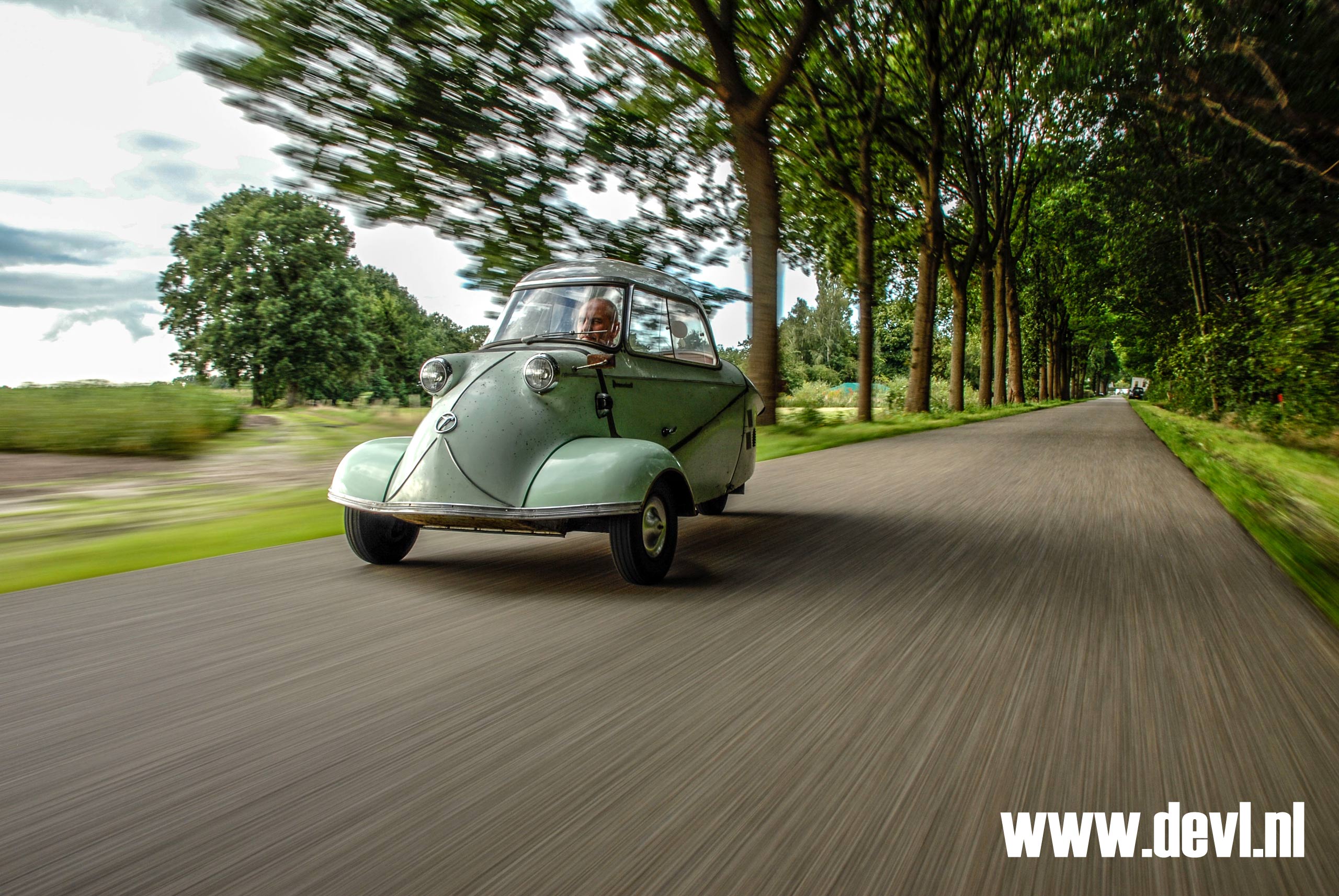 Meneer Pastoors Messerschmitt - DevL's portfolio leest als een magazine